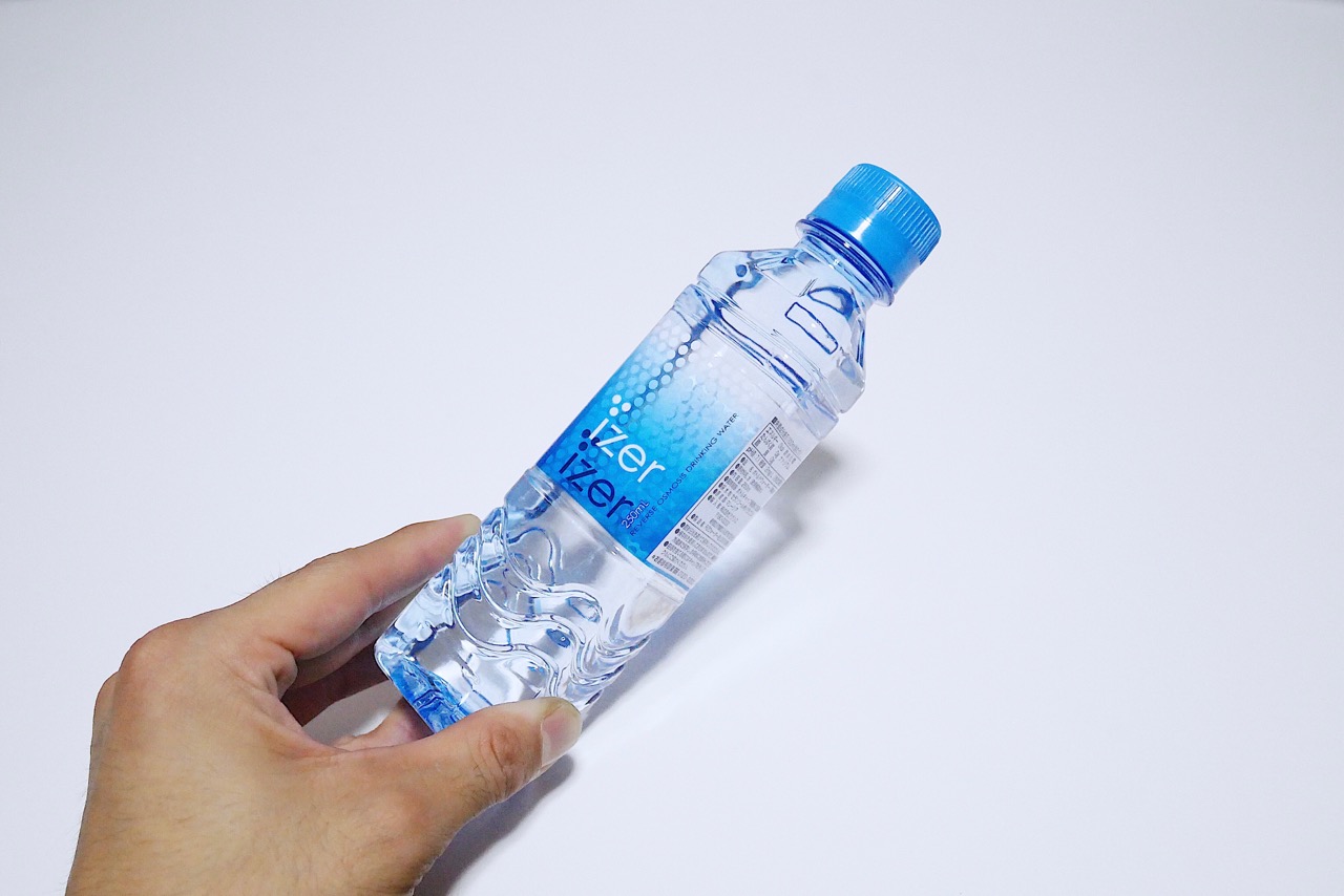 ボディバッグに入るアイザーの小さいペットボトル【ミニマリストの持ち物】 | 162｜低身長男子ファッション